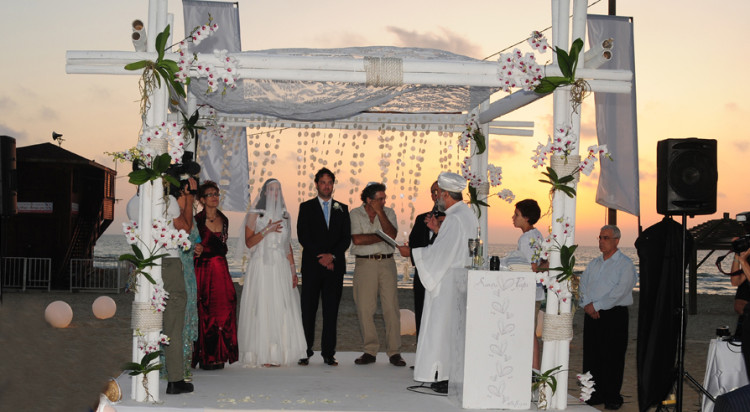 Israel Wedding - Smashing the Glass | Jewish Wedding Blog