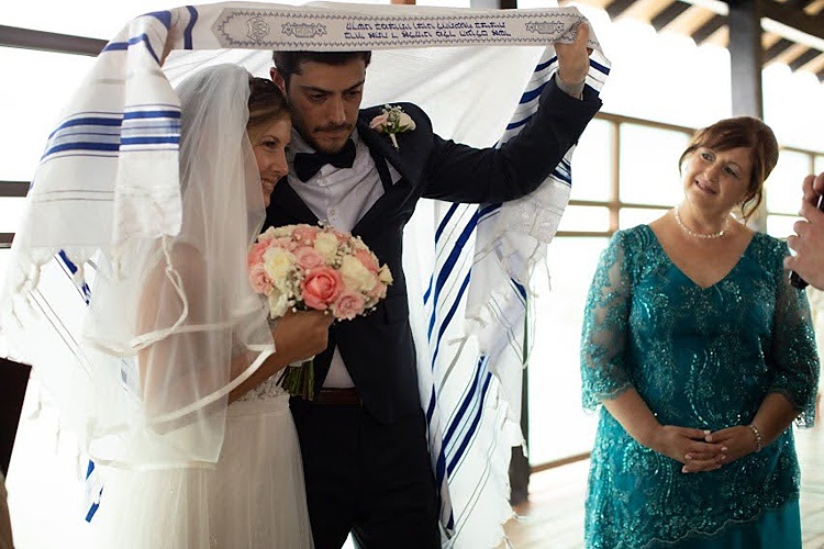 jewish ceremony - Smashing the Glass | Jewish Wedding Blog